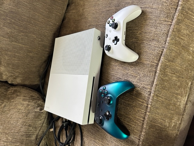 Xbox One S Game Console with 2 Controllers and 3 Games – Korean ...